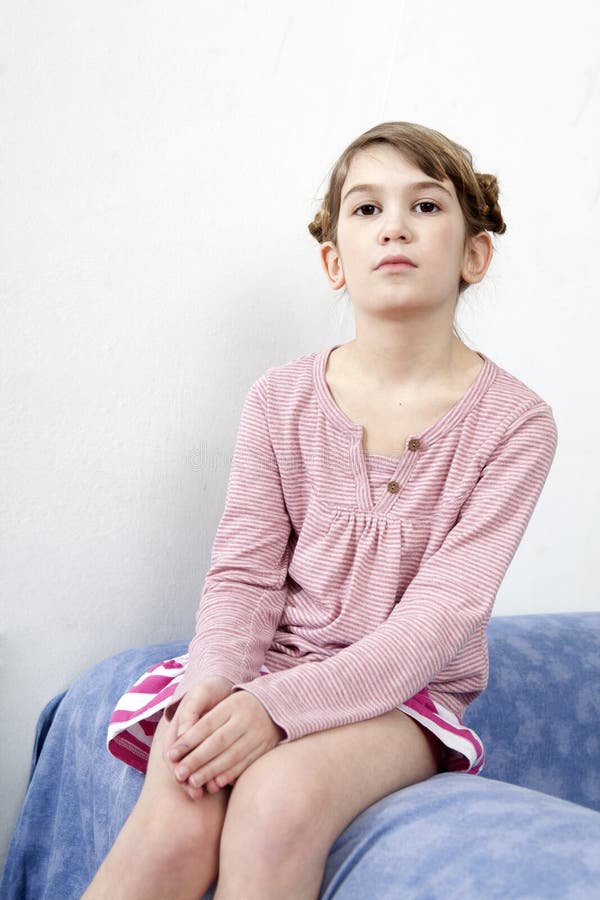 Ruhiges kleines Mädchen stockbild. Bild von gefühl, lang - 33576469