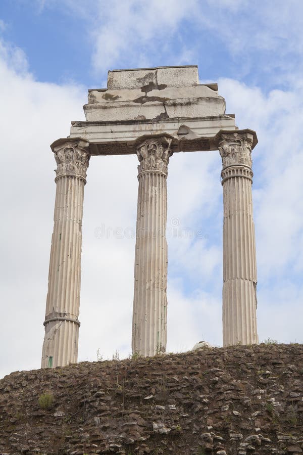 Columnas Antiguas En Ruinas De La Ciudad De Roma Imagen de archivo ...