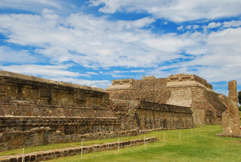Ruinas De Monte Alban, Oaxaca, México Imagen de archivo - Imagen de ...