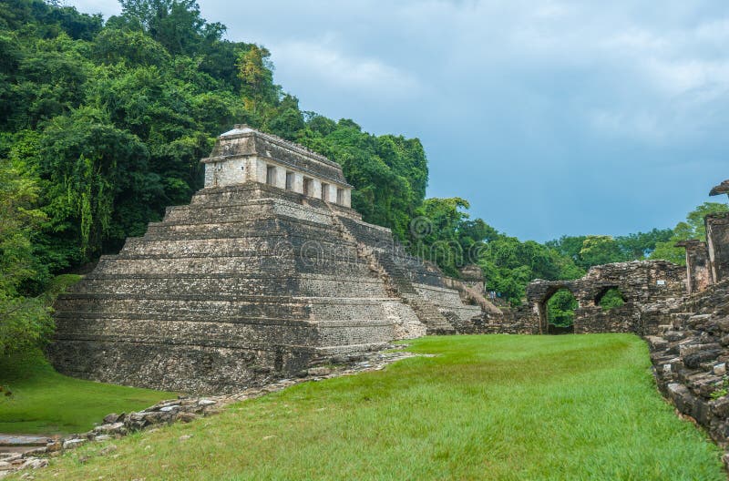 Ruinas de Palenque, México imagen de archivo. Imagen de templo - 39966145