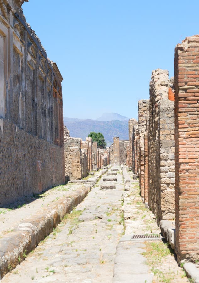 Ruinas de Pompeya, Italia imagen de archivo. Imagen de turismo - 107902475
