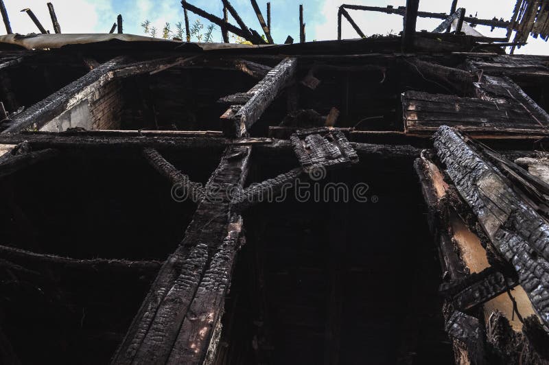 Ruinas De Un Edificio Incendiado Y Un Edificio De Ladrillo Abandonado ...