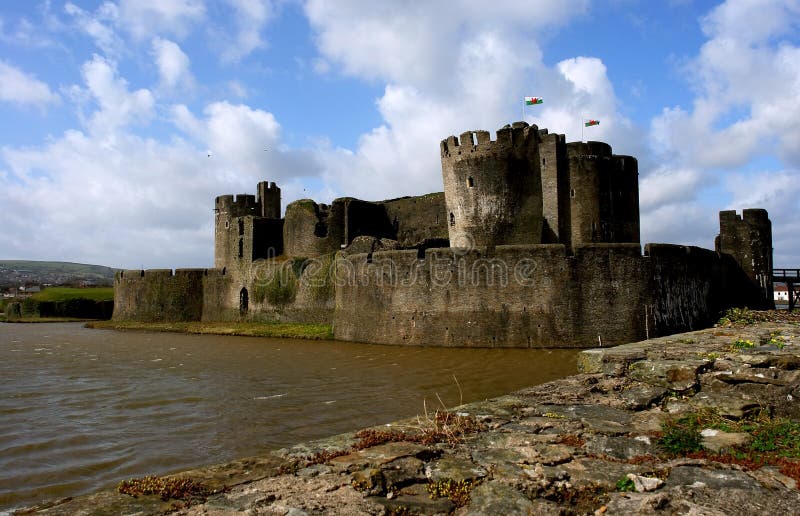 Ruinas Del Castillo De Caerphilly, País De Gales. Foto de archivo ...