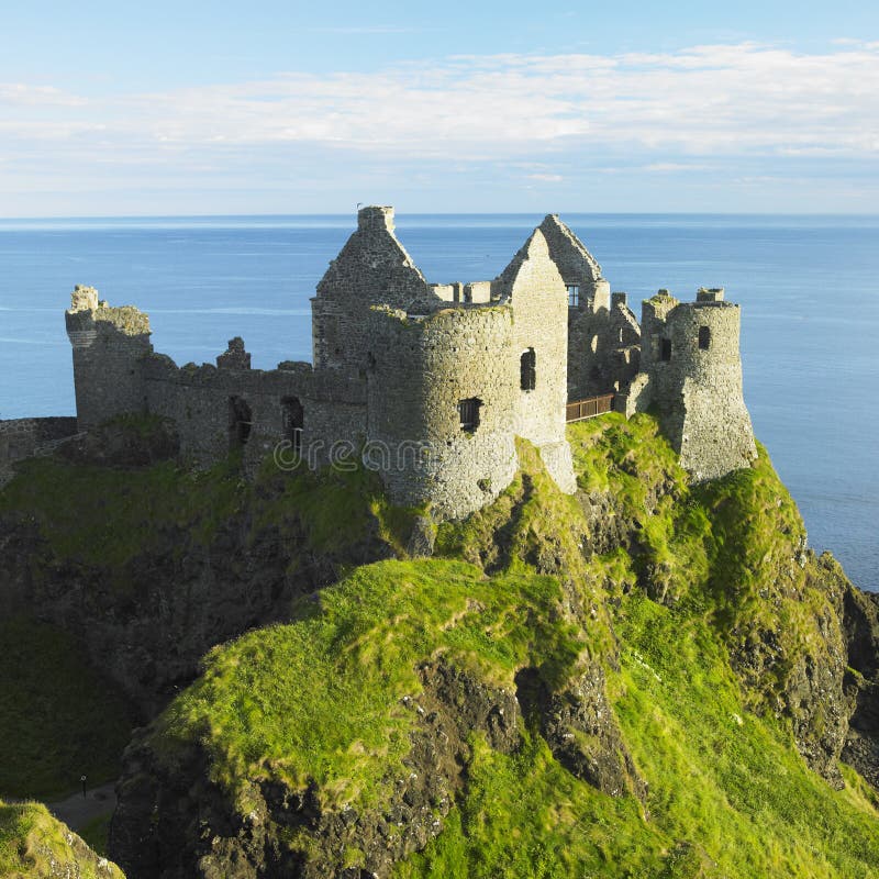 Ruinas Del Castillo De Dunluce En Irlanda Del Norte, Reino Unido Foto ...