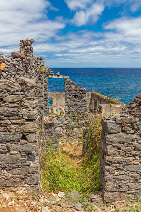 Ruinas Del Pueblo Pesquero De Calhau En Sao Jorge, Madeira Imagen de ... Ruinas Del Pueblo Pesquero De Calhau En Sao Jorge, Madeira Imagen de ...