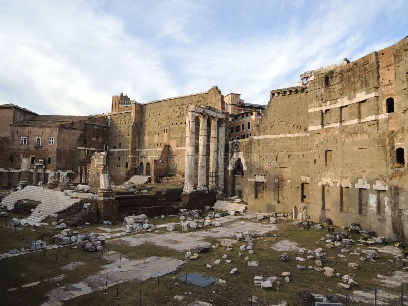 Ruinas Del Templo De Ultor De Mars En Roma Foto de archivo - Imagen de ...