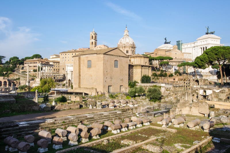Ruinas En El Centro De Roma Italia Imagen de archivo - Imagen de casa ...