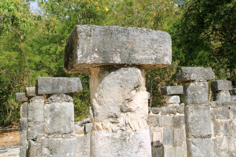 Ruinas Mayas De Chichen Itza México De Las Columnas En Filas Foto de ...