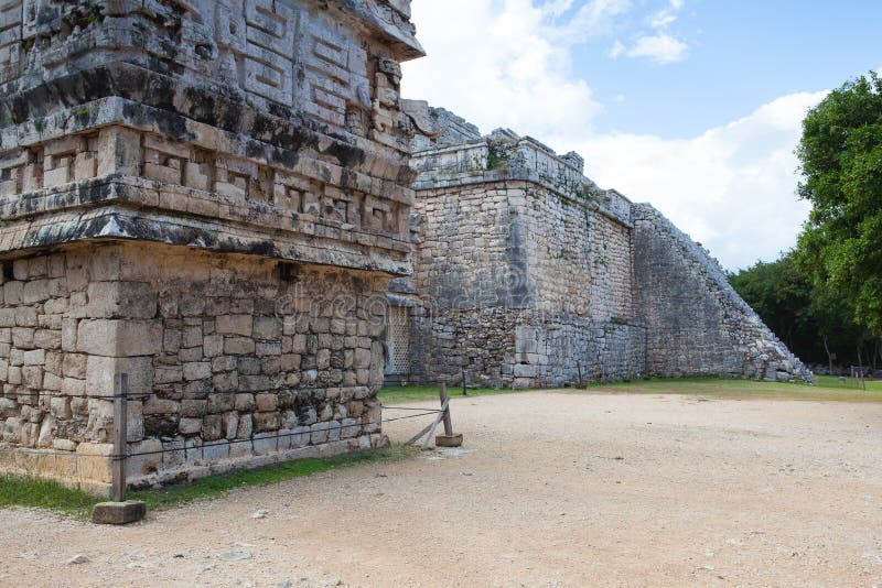 Ruinas Mayas Majestuosas En Chichen Itza, México Foto de archivo ...