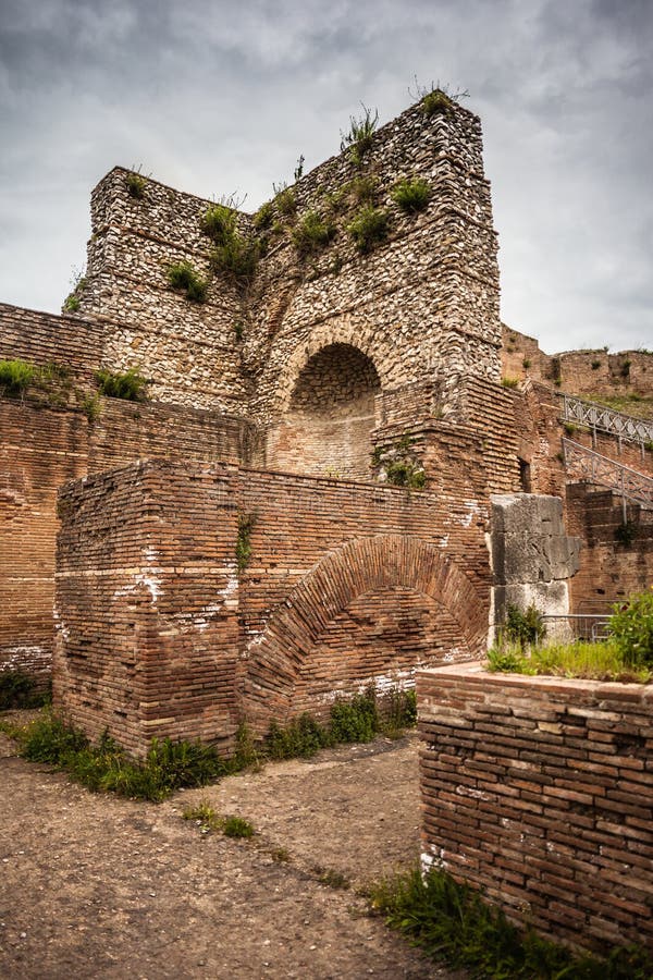 Ruinas romanas imagen de archivo. Imagen de europa, lugar - 31384875