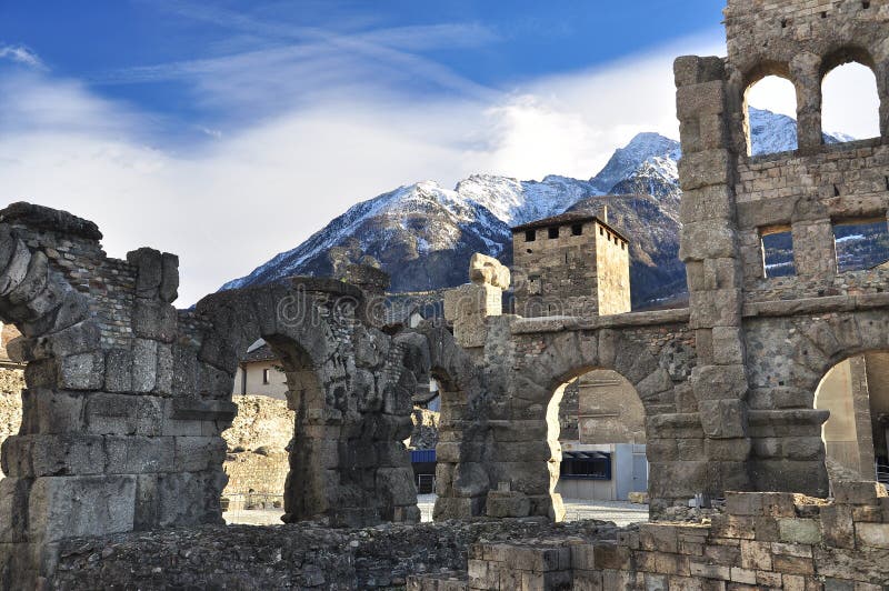 Ruinas Romanas En Aosta, Italia Imagen de archivo - Imagen de ruina ...