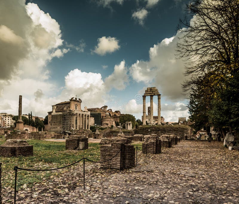 Ruinas romanas en Roma imagen de archivo. Imagen de templo - 53652235