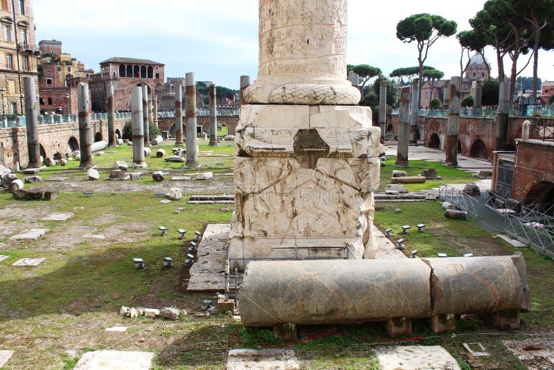 Ruinas romanas en Roma imagen de archivo. Imagen de templo - 61622331