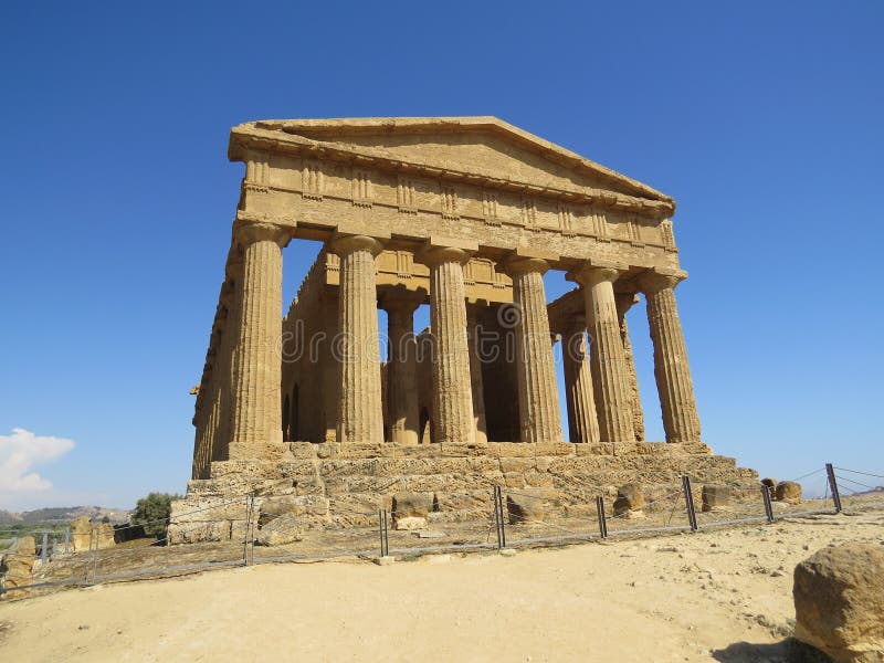 Ruine romaine image stock. Image du tourisme, vallée - 47554021