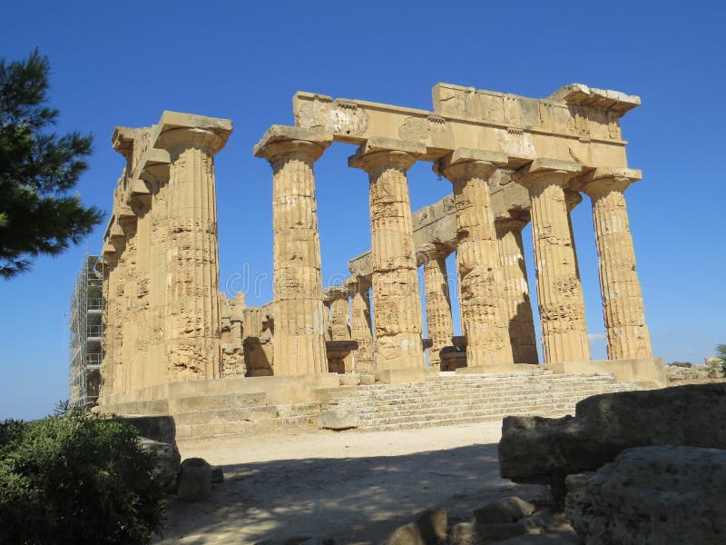 Ruine romaine image stock. Image du tourisme, vallée - 47554021