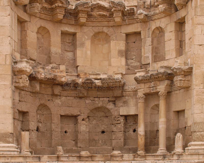Ruine Romaine photo stock. Image du extérieur, ville, repère - 5031752