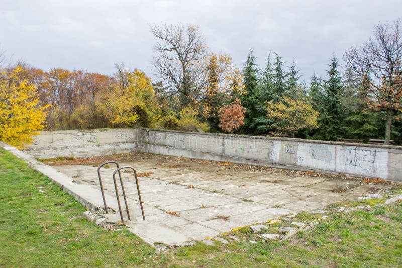 Drained and Ruined Swimming Pool Stock Image - Image of graffiti ...