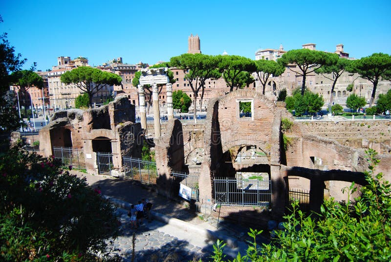 Alte Roman Forum-Ruinen in Rom Redaktionelles Stockbild - Bild von ...