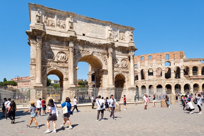 Die Ruinen Des Colosseum Und Der Spalten Des Tempels Von Venus Herein ...