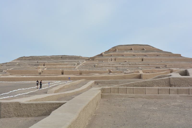 Ruinen Einer Alten Pyramide in Nazca Verlassen, Peru Redaktionelles ...