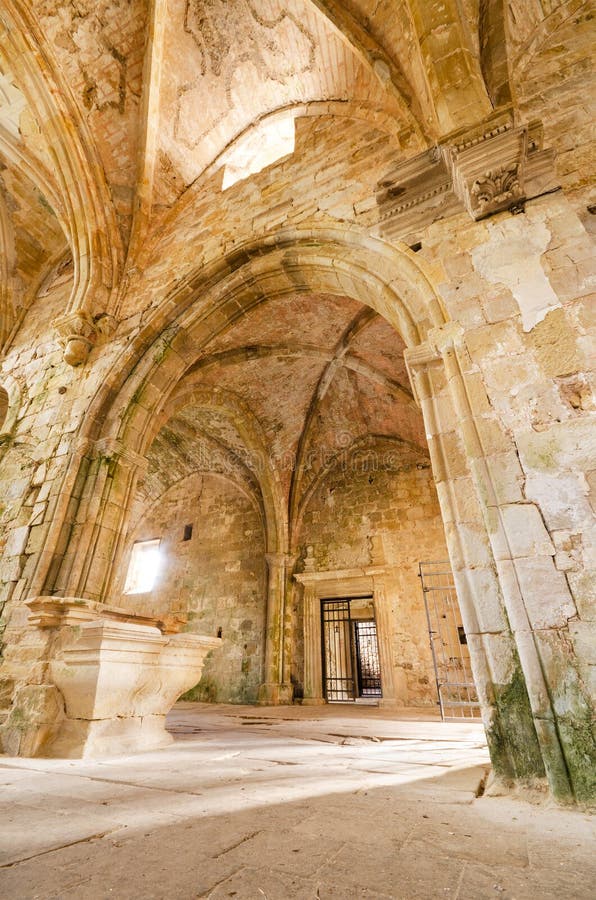 Ruinen Eines Alten Verlassenen Klosters Stockfoto - Bild von kloster ...