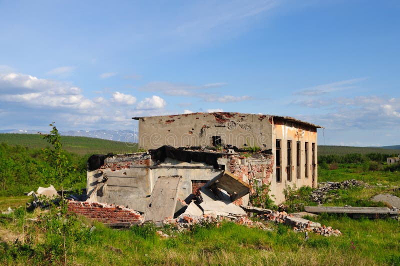 Ruines modernes image stock. Image du désuet, abandonné - 32898385