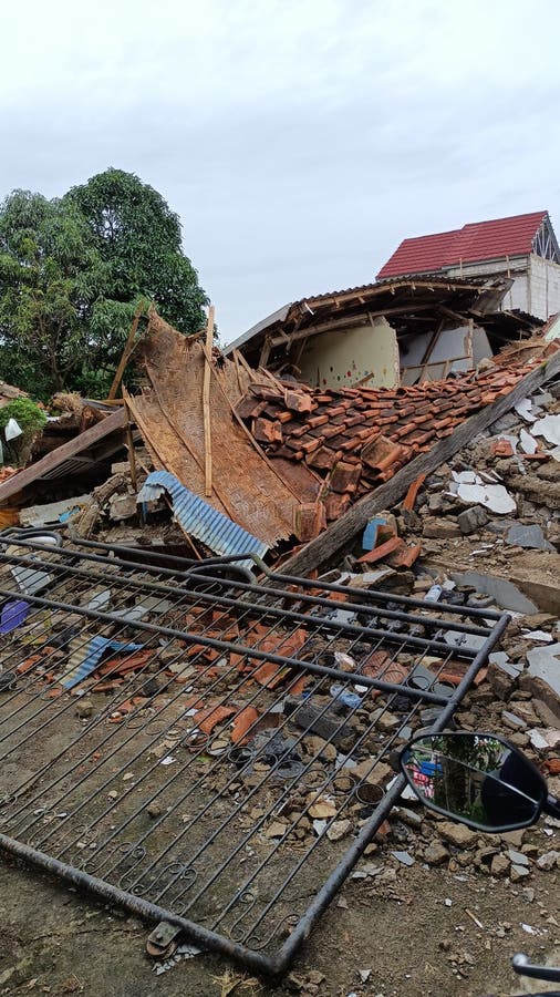 Ruins Caused by the Earthquake Editorial Stock Image - Image of vehicle ...