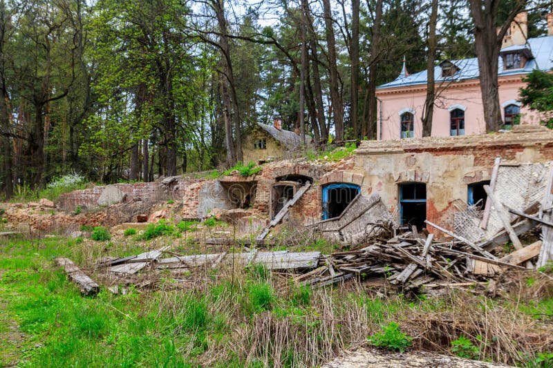 The Ruins of Destroyed Building Stock Image - Image of concrete, bomb ...