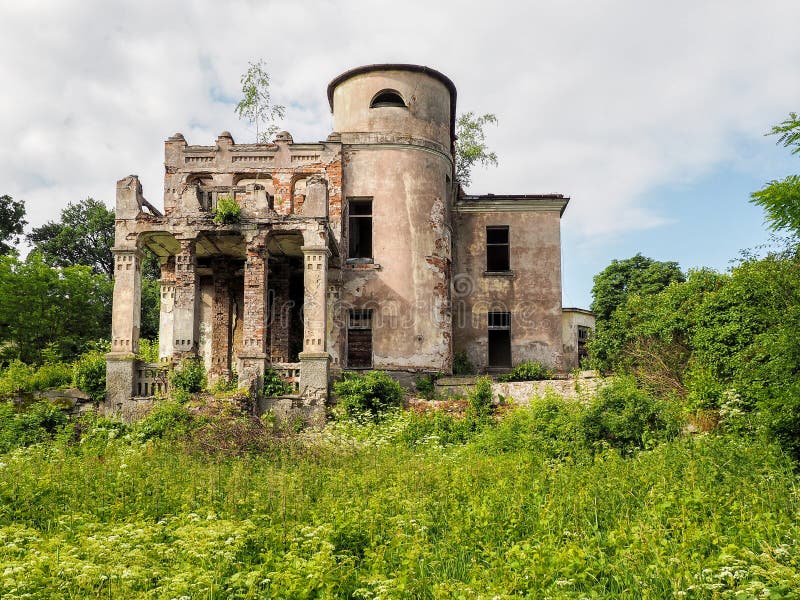 The Ruins of the Old Manor House Stock Image - Image of facade, ancient ...