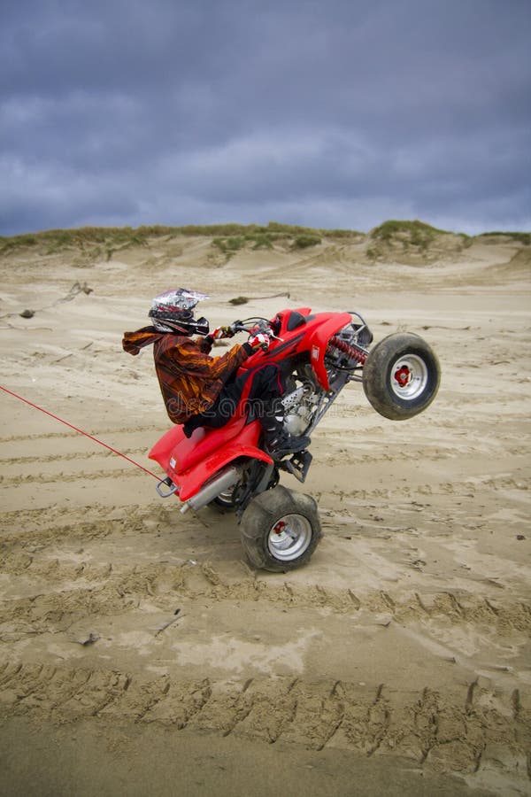 Ruiter ATV Wheelie Op Strand Stock Afbeelding - Image of beige ...