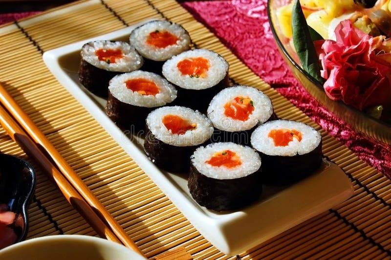 Rullar sushi arkivfoto. Bild av sunt, platta, maträtt - 19080036