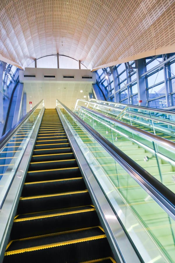 Rulltrappa fotografering för bildbyråer. Bild av dubai - 99044513