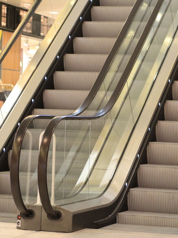 Rulltrappa arkivfoto. Bild av modernt, öppet, bygganden - 15396462