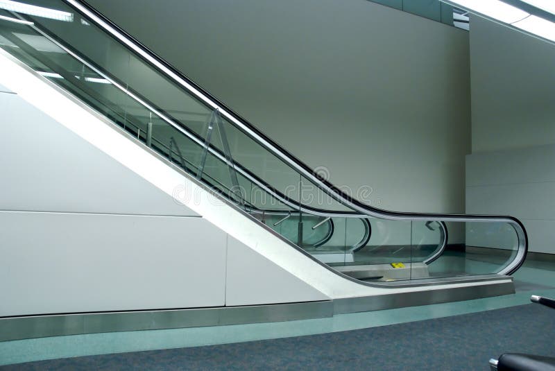 Rulltrappa arkivfoto. Bild av lampor, trappa, rörelse - 1798306