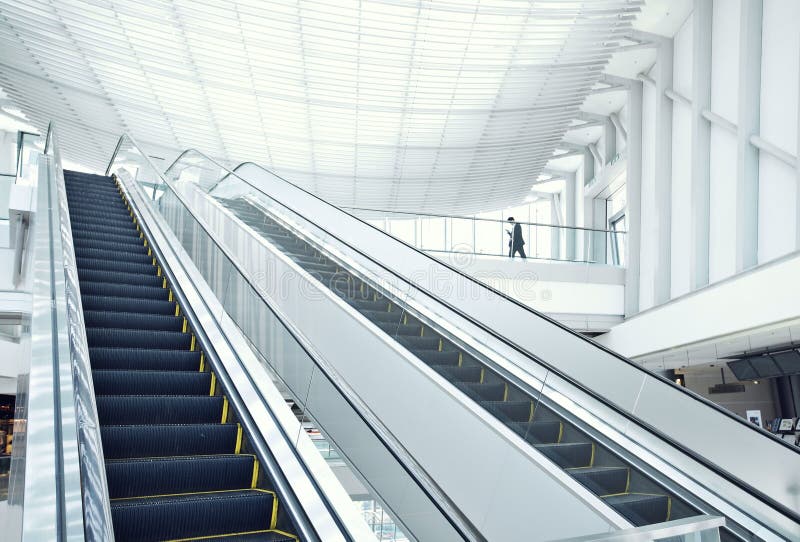 Modern rulltrappa arkivfoto. Bild av arkitektur, tunnelbana - 88189522