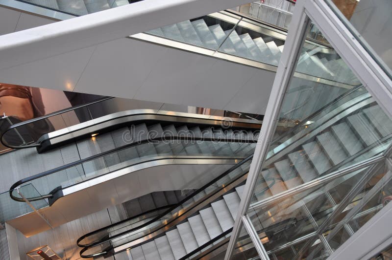 Rulltrappor fotografering för bildbyråer. Bild av flygplatser - 20920919