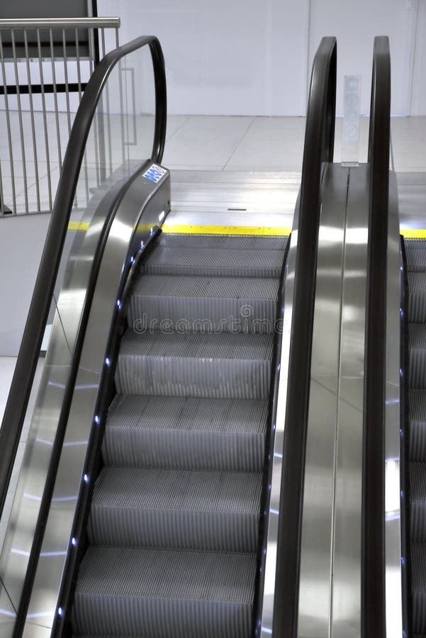 Rulltrappa arkivfoto. Bild av flygplats, arkitektur, affär - 33779526