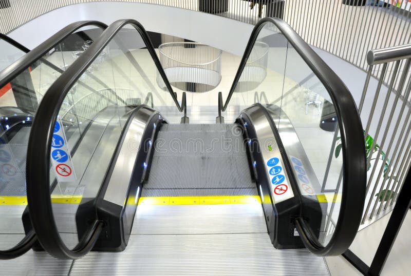 Rulltrappa arkivfoto. Bild av flygplats, arkitektur, affär - 33779526