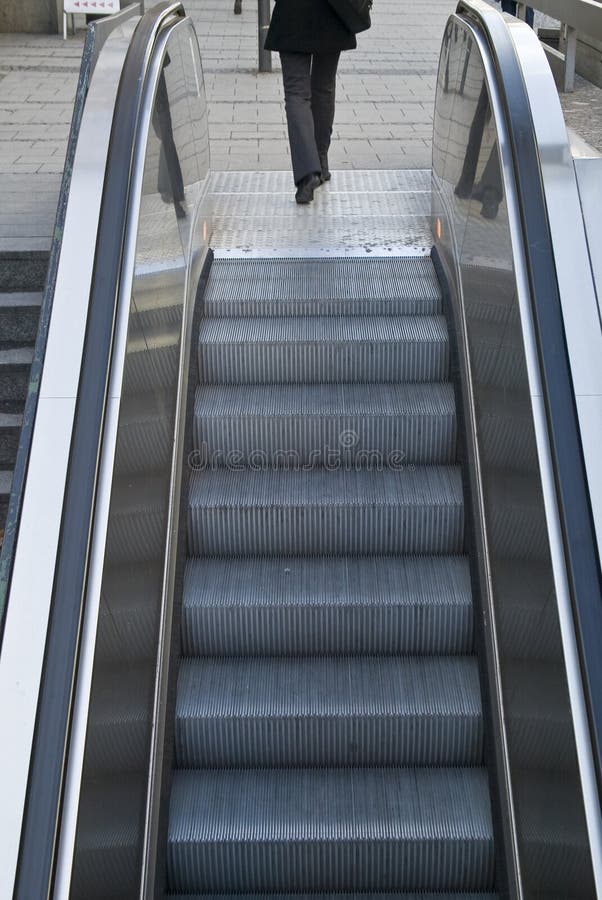 Rulltrappa fotografering för bildbyråer. Bild av lopp - 15338103