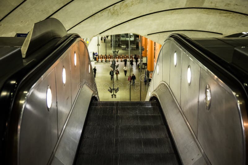Rulltrappa fotografering för bildbyråer. Bild av tunnelbana - 60453957