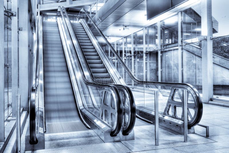 Rulltrappa fotografering för bildbyråer. Image of exponeringsglas - 6855713