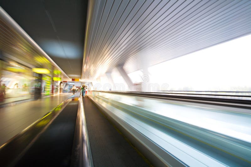 Modern rulltrappa arkivfoto. Bild av arkitektur, tunnelbana - 88189522