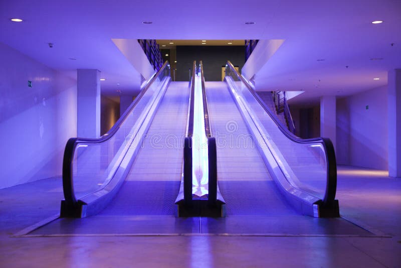 Rulltrappa arkivfoto. Bild av lampor, trappa, rörelse - 1798306
