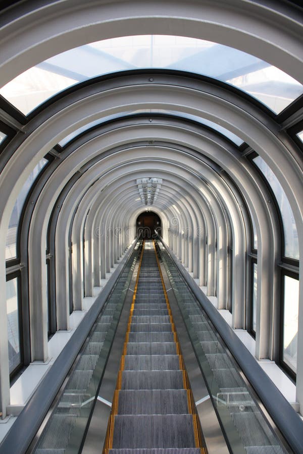 Rulltrappa redaktionell arkivfoto. Bild av reflexer, arkitektur - 4102403