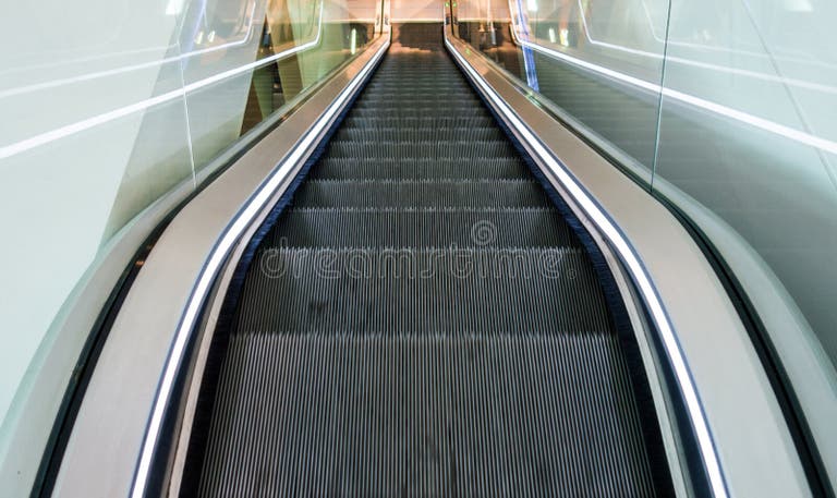 Rulltrappa fotografering för bildbyråer. Bild av beverly - 92029381