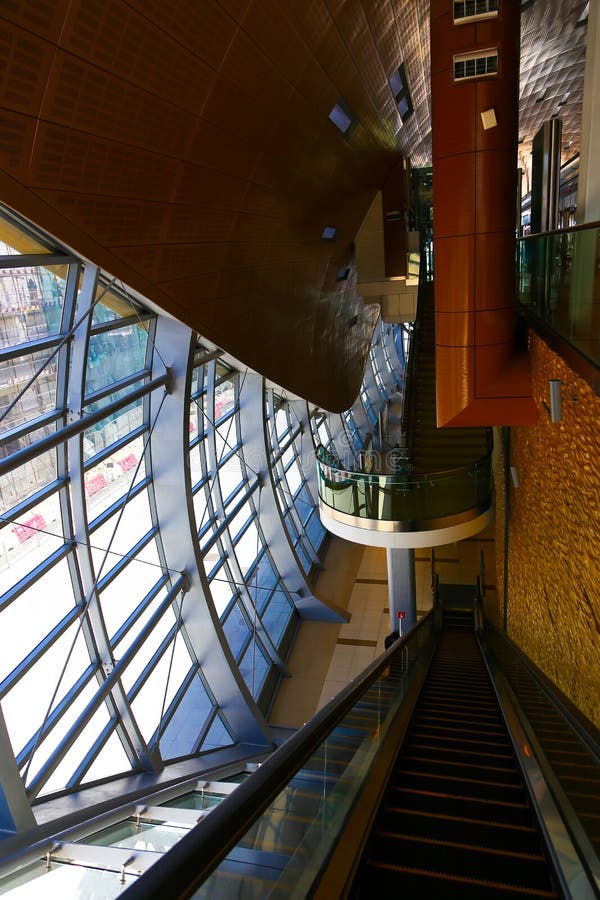 Rulltrappa redaktionell foto. Bild av perspektiv, flygplats - 95797610