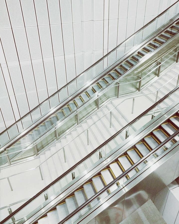 Rulltrappa arkivfoto. Bild av rulltrappa, tunnelbana - 97001790