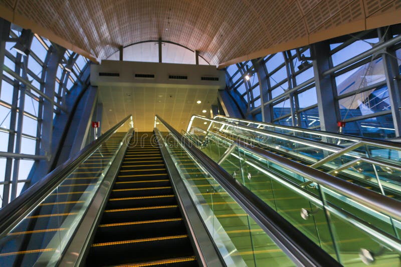 Rulltrappa fotografering för bildbyråer. Bild av dubai - 99044513