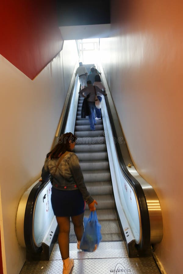 Rulltrappa redaktionell foto. Bild av perspektiv, flygplats - 95797610