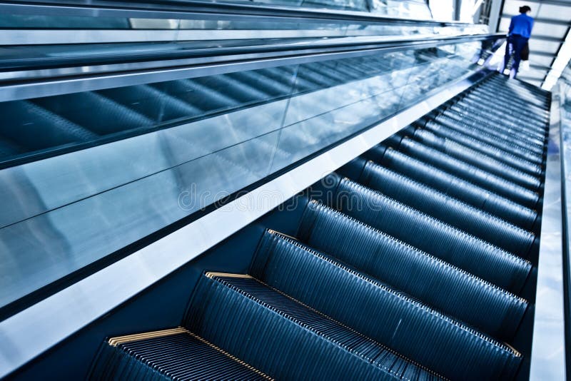 Rulltrappa Som Flyttar Sig Upp Arkivfoto - Bild av inomhus, hastighet ...